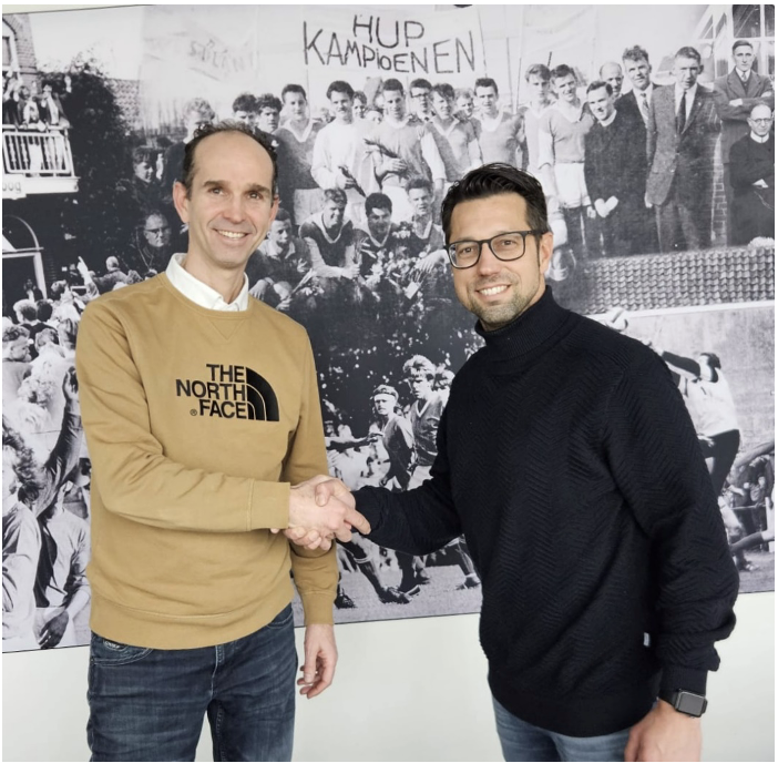 Patrick van Dijk en Pieter Jongmans schudden elkaar de hand over een ...